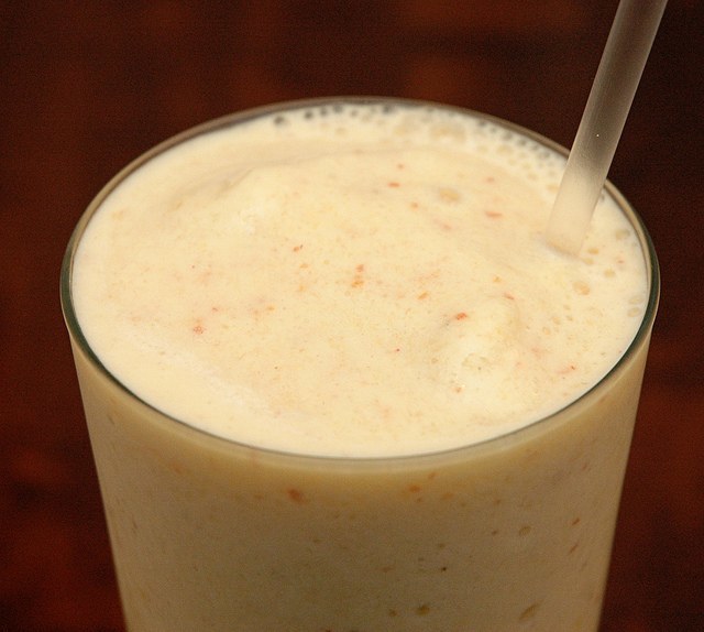 Rețetă Milkshake cu caise și piersici - Diversificare.ro