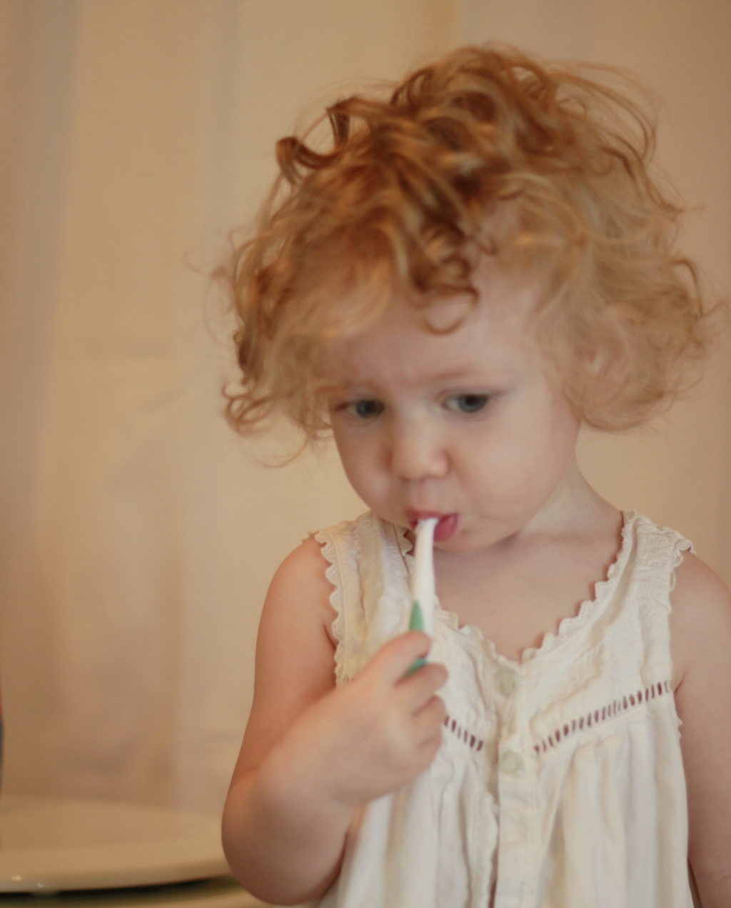 Fluorul, fluoroza dentară și caria de biberon | Diversificare.ro