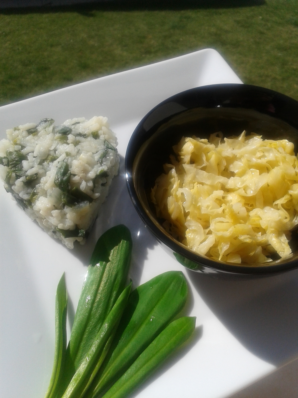 Rețetă Orez cu leurdă și salată de varză murată - Diversificare.ro